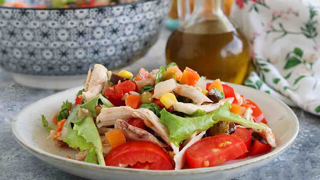 Salade de poulet aux légumes marinés: un plat sain et plein de saveur