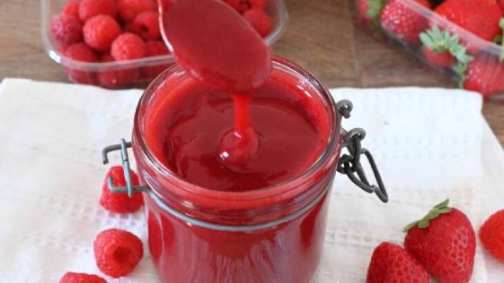 Sauce aux fruits rouges: une garniture succulente pour vos desserts