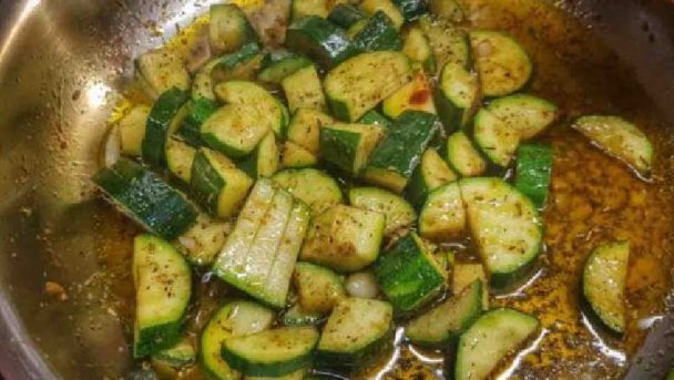 Courgettes poêlées aux raisins secs et à la menthe: un accompagnement ...