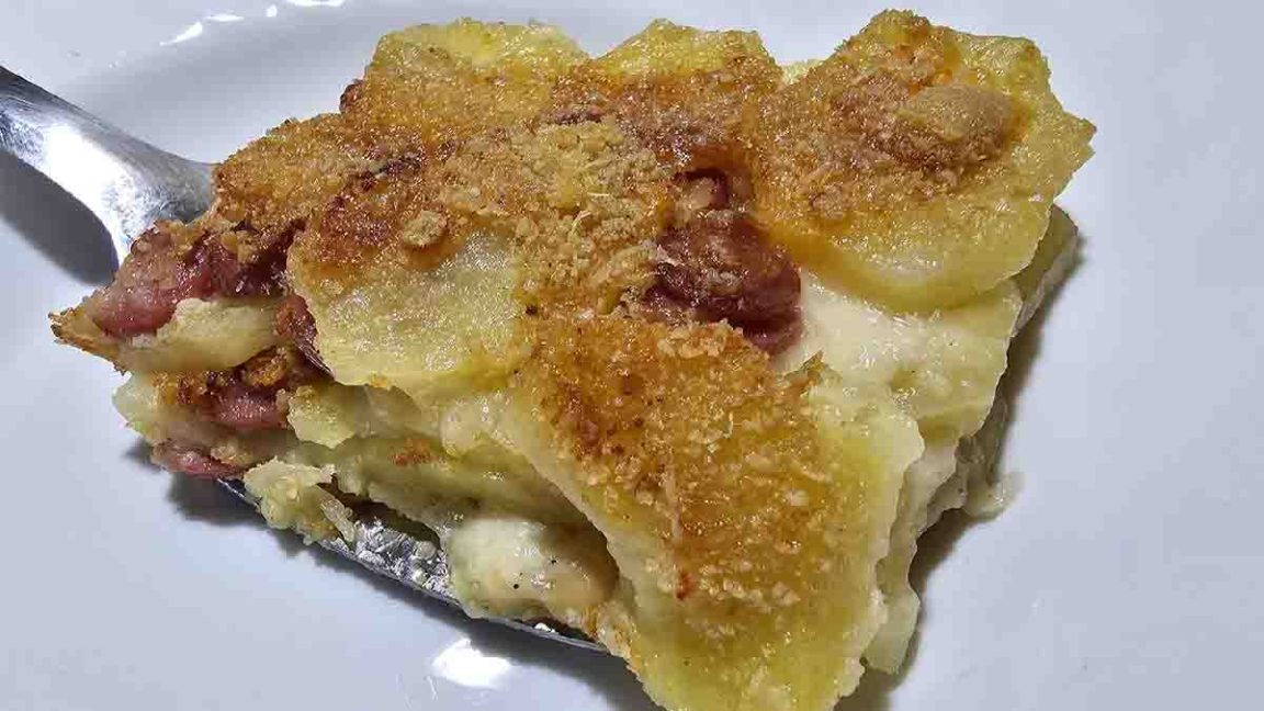 Millefeuille de pommes de terre à la mozzarella et aux saucisses: un ...
