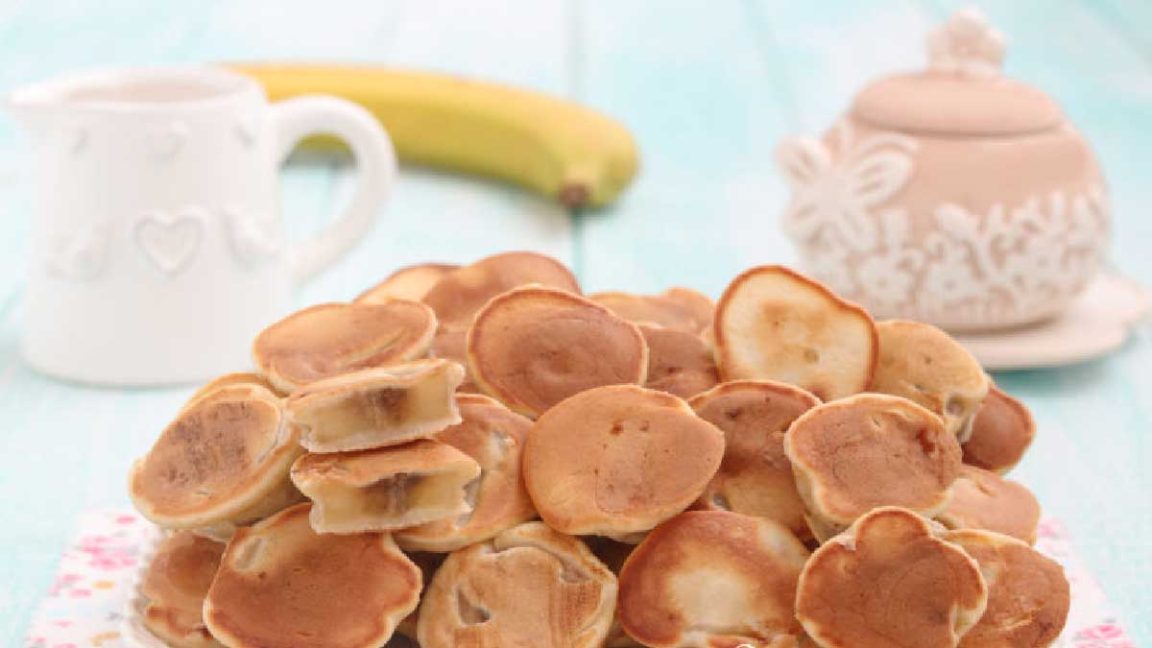Mini pancakes aux bananes: une collation irrésistible et délicieuse