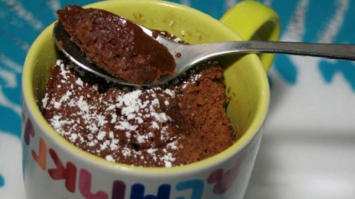 Mug cake au chocolat: une collation gourmande prête en deux minutes