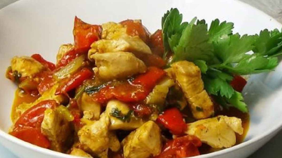 Poulet poêlé au poivron rouge: un plat simple, léger et savoureux