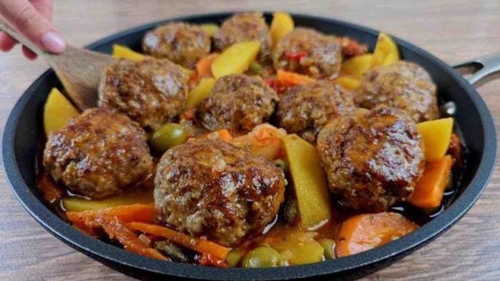 Boulettes de viande aux pommes de terre et à la sauce tomate épicée: un ...