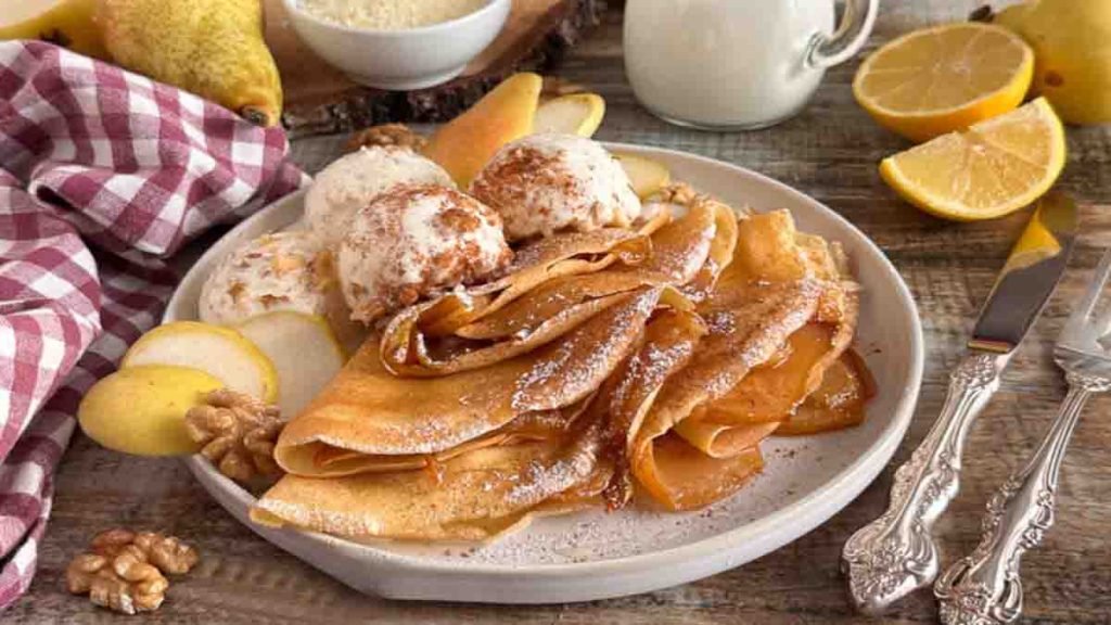 Crêpes aux poires caramélisées et à la glace au parmesan: le dessert ...