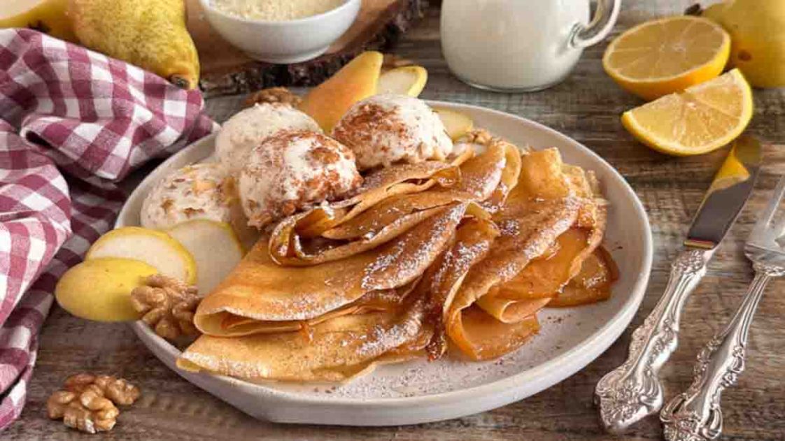 Crêpes aux poires caramélisées et à la glace au parmesan: le dessert ...