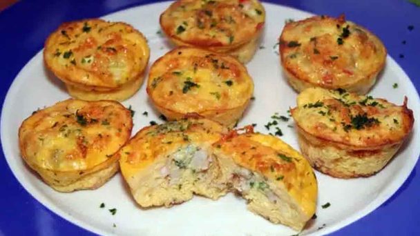 Omelettes-muffins aux crevettes et aux poivrons: un apéritif succulent ...
