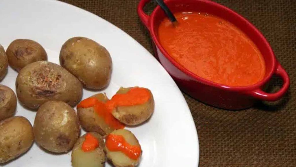 Pommes de terre ridées à la sauce au poivron rouge: un plat espagnol ...