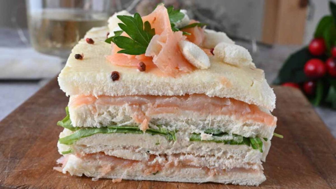 Sandwich au saumon fumé et au thon: très savoureux et alléchant