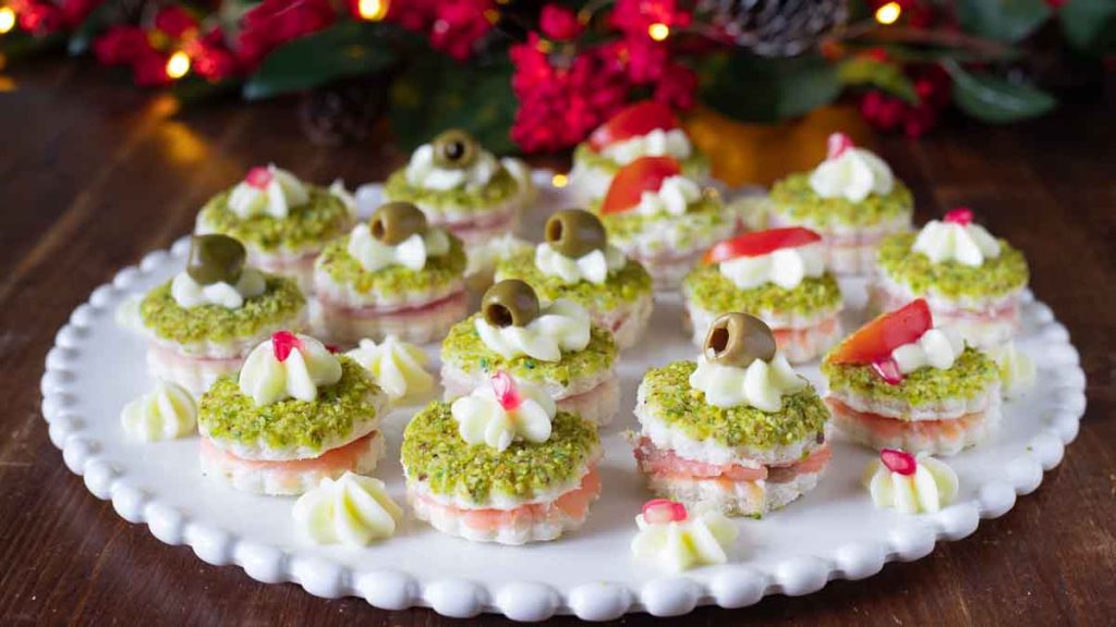 Canapés aux pistaches garnis de charcuterie et de saumon fumé: un ...