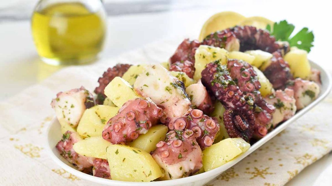 Poulpe aux pommes de terre et à la sauce salmoriglio: un plat italien ...