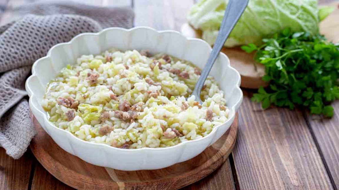Risotto au chou de Milan et à la saucisse: un plat rustique plein de saveur