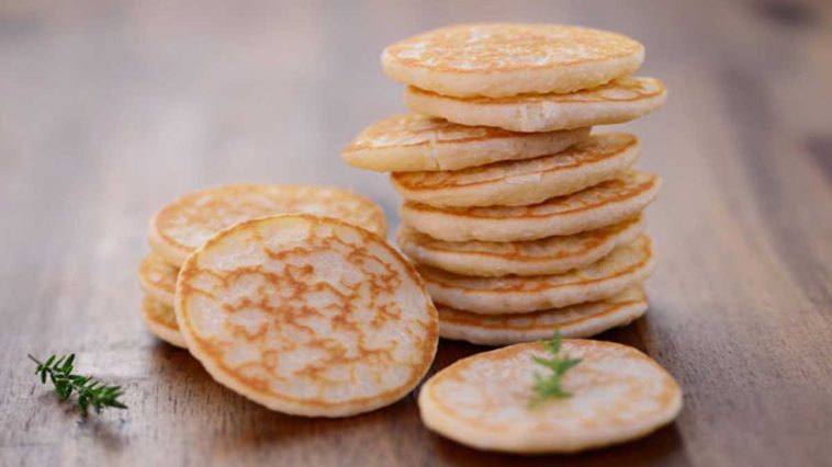 Blinis au yaourt et à la ciboulette: ces crêpes russes légères et ...