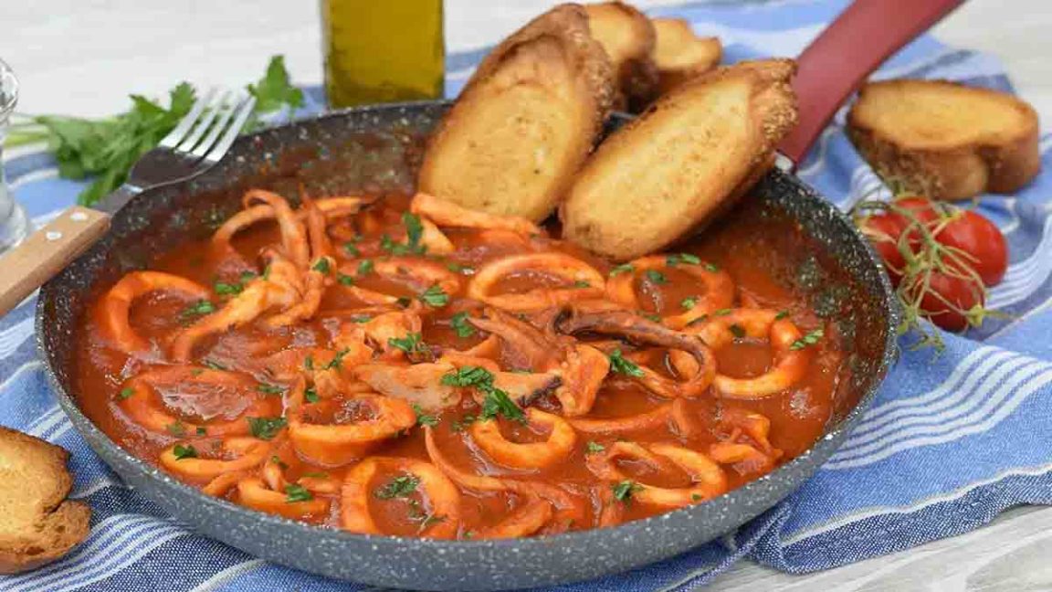 Calamars à la sauce tomate: un plat simple, invitant et succulent