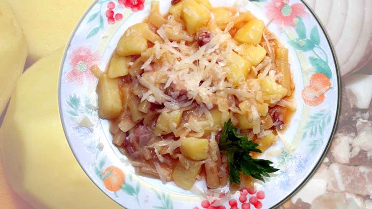 Pâtes aux pommes de terre et aux lardons: un plat bon marché et ...