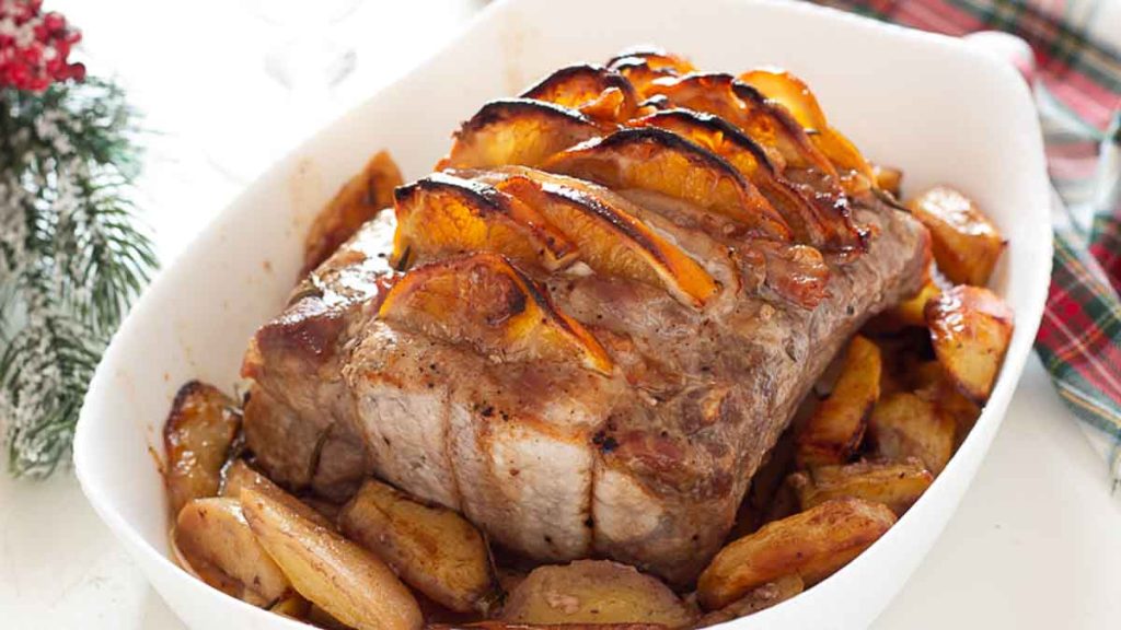 Rôti de porc à l'orange au bacon et aux pommes de terre: un plat ...