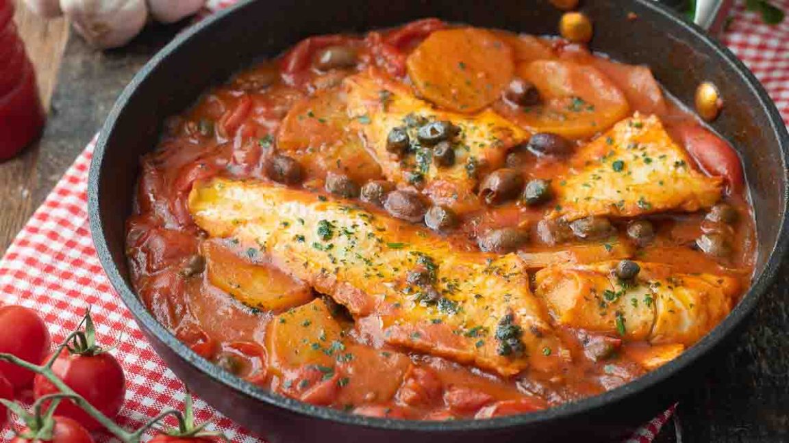 Cabillaud aux pommes de terre et à la sauce tomate: un plat super bon ...