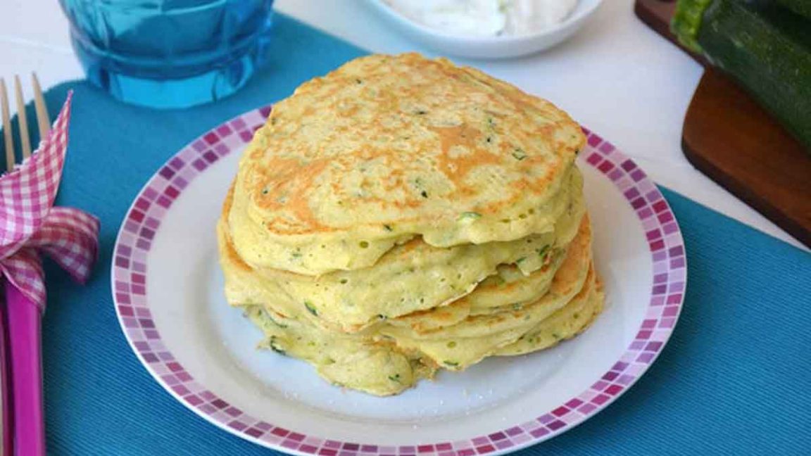 Pancakes aux courgettes: légers, savoureux et faciles à préparer