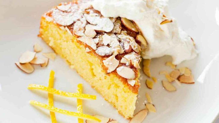 Gâteau aux amandes sans lait ni beurre: très moelleux et délicieux