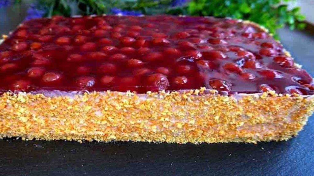 Gâteau crémeux aux cerises et à la confiture: un dessert élégant et ...