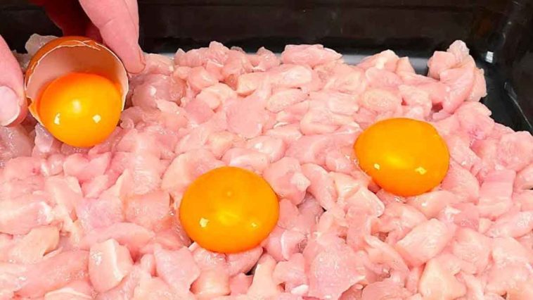Mélangez le poulet avec 3 œufs et vous obtiendrez un plat succulent et ...