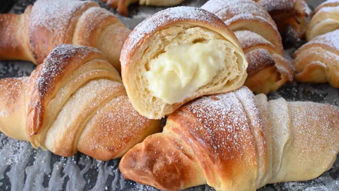 Croissants fourrés à la crème anglaise: divinement bons et ...