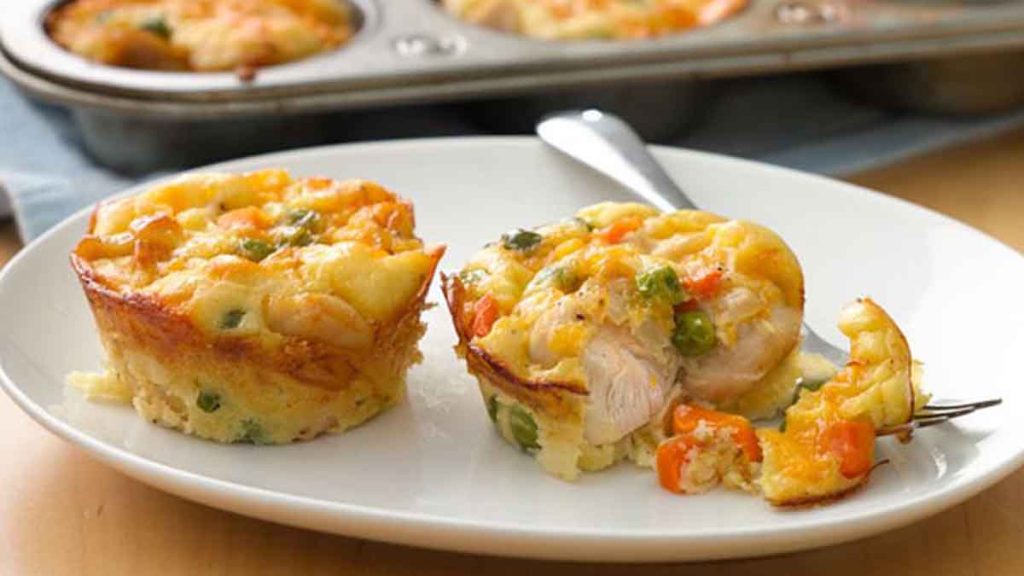 Muffins au poulet et aux légumes: un apéritif super bon et invitant