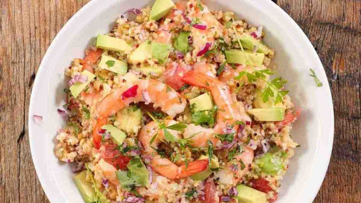 Quinoa aux crevettes et à la feta: un plat léger et très délicieux