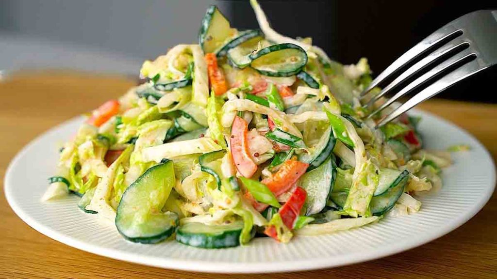 Salade de chou chinois à la sauce au yaourt: un plat léger et très ...