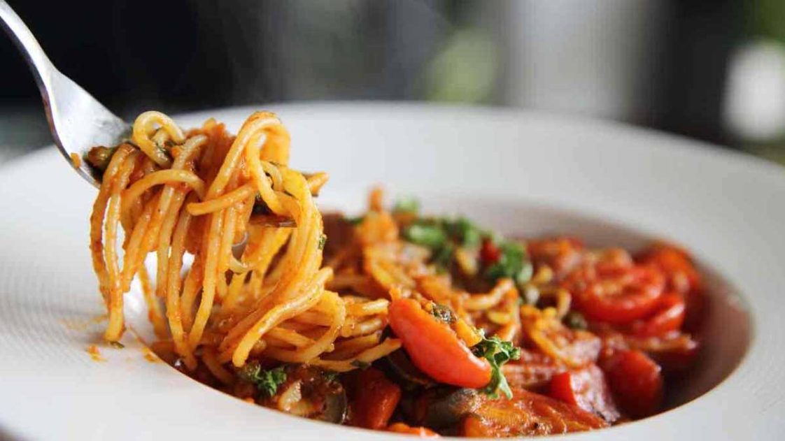 Spaghettis à la puttanesca au salami: un plat riche en saveur et ...