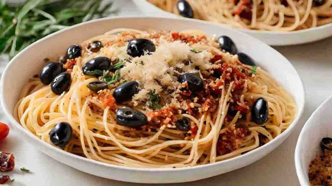 Spaghettis aux olives aux tomates séchées et aux noix: une saveur ...