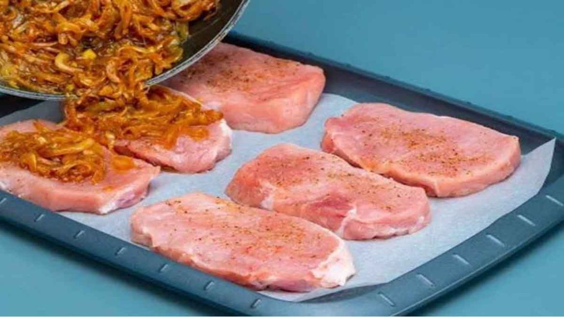 Côtelettes de porc aux oignons: un plat super savoureux et invitant