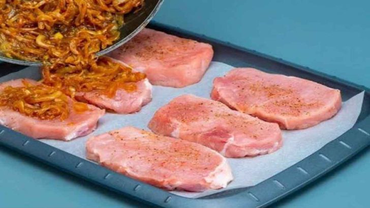 Côtelettes de porc aux oignons: un plat super savoureux et invitant