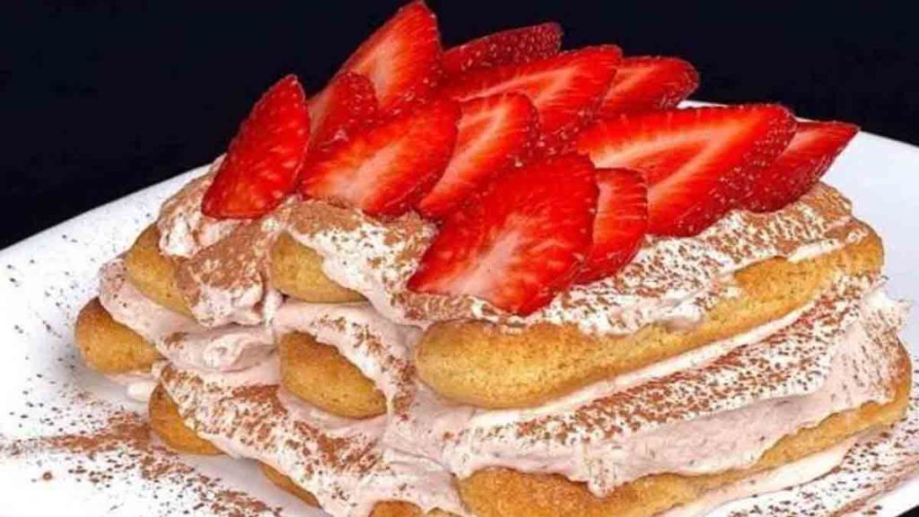 Gâteau de boudoirs aux fraises et à la banane: un dessert crémeux ...