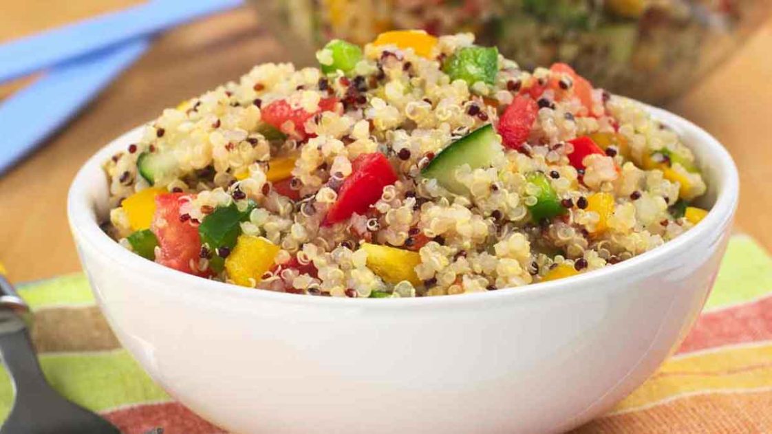 Salade de quinoa aux légumes: légère, délicieuse et saine
