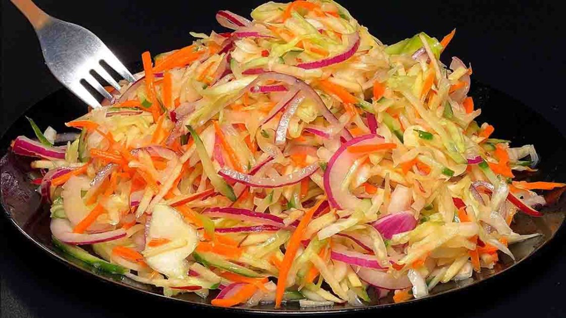 Salade healthy aux légumes et aux pommes: le déjeuner idéal pour garder ...