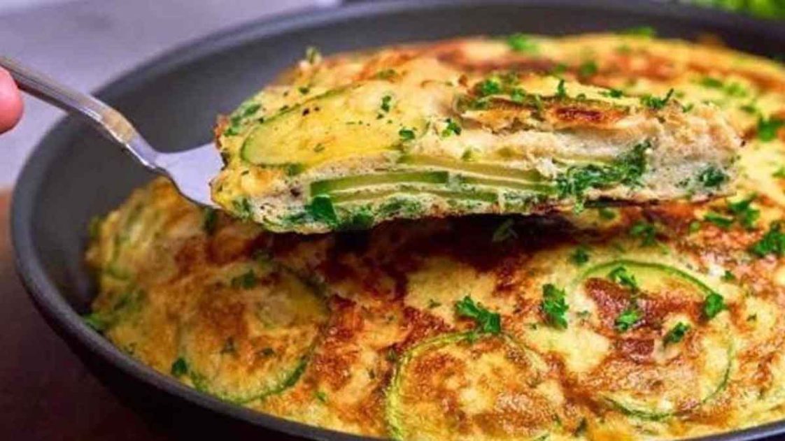 Omelette aux courgettes: une recette vide-frigo super bonne et alléchante