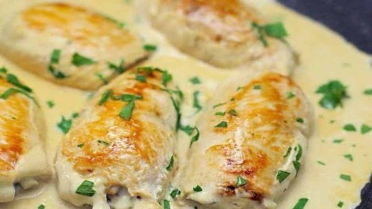 Poitrine de poulet farcie aux champignons avec une sauce crémeuse ...