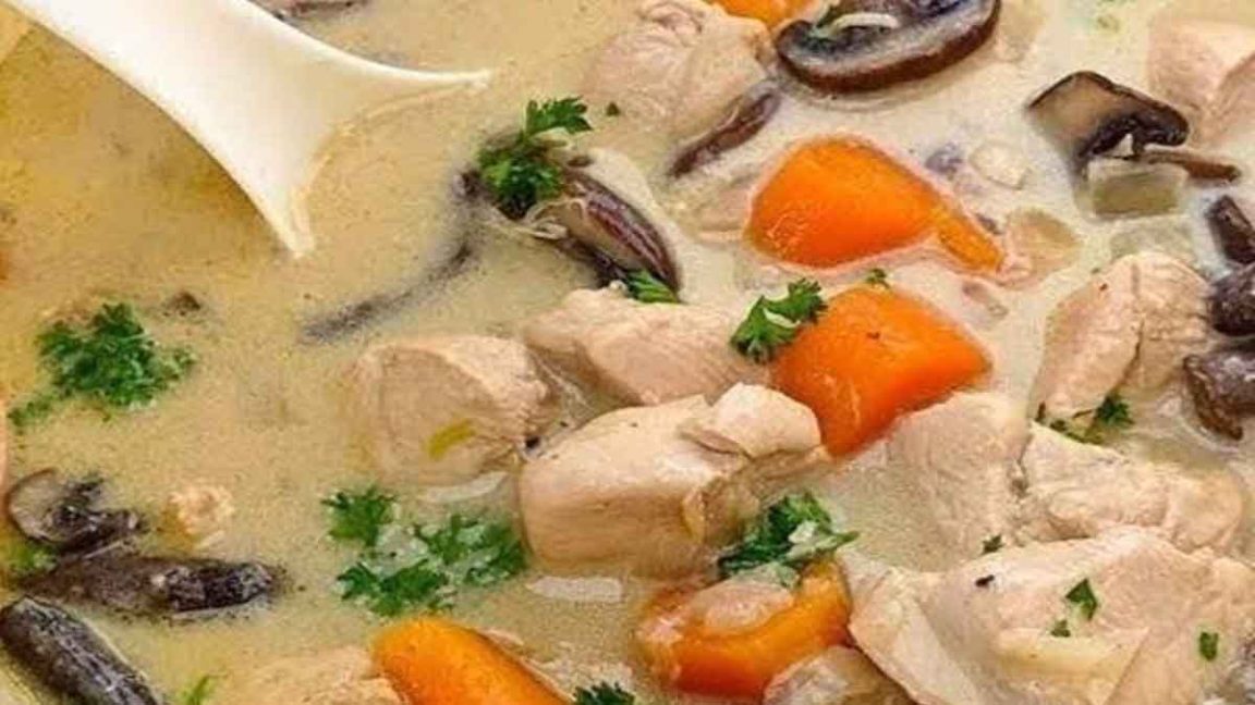 Ragoût de poulet crémeux aux carottes et aux champignons: un plat riche ...