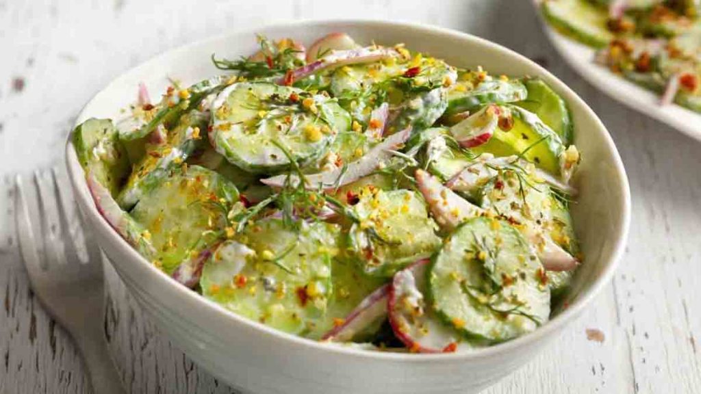 Salade de courgettes grillées et de radis à la sauce crémeuse au citron ...