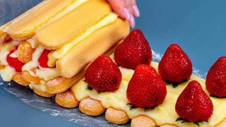 Gâteau de boudoirs crémeux aux fraises: un dessert élégant et gourmand ...