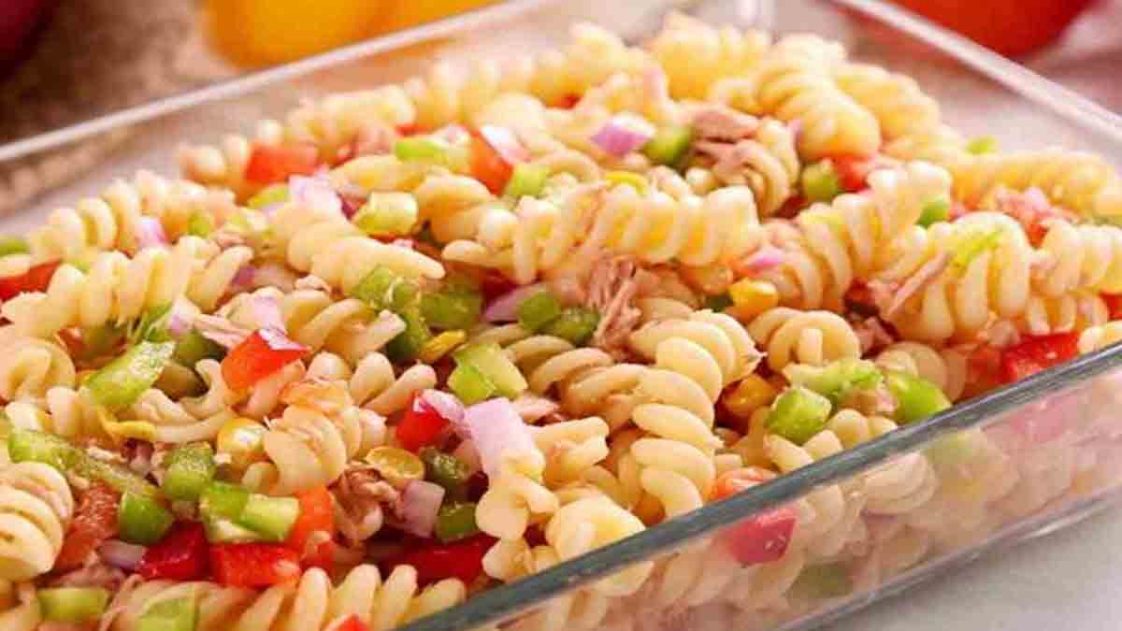 Salade de pâtes aux légumes et au thon: un plat d’été délicieux et invitant