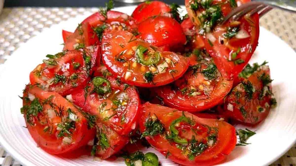 Salade de tomates à l'ail et aux fines herbes: un plat léger, riche en ...