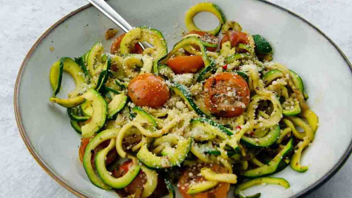 Spaghettis de courgettes aux tomates et aux amandes: un plat léger ...