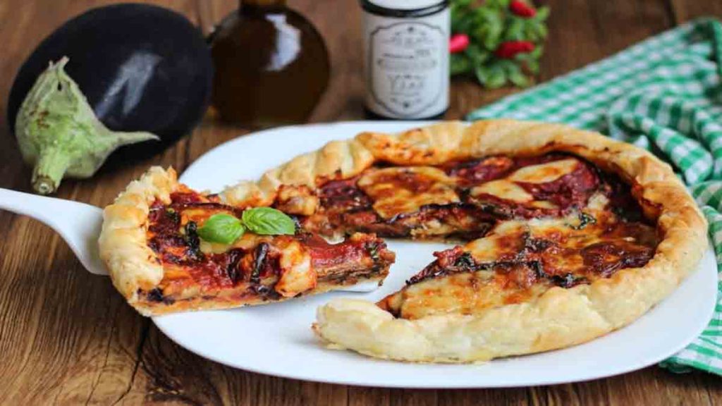 Tarte aux aubergines à la sauce tomate et au fromage: un plat ...