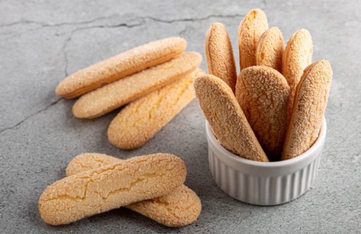 Gâteau de boudoirs crémeux à la vanille et au chocolat: un dessert sans cuisson super bon et élégant