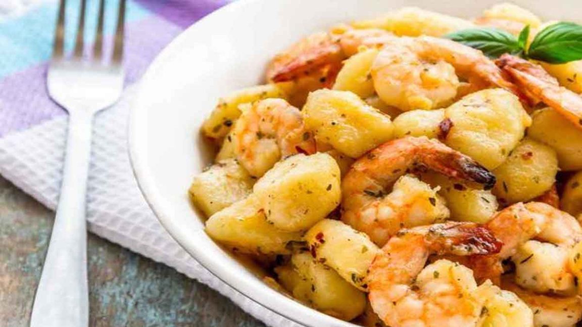 Crevettes à la sauce tomate et à la feta: succulentes et légères