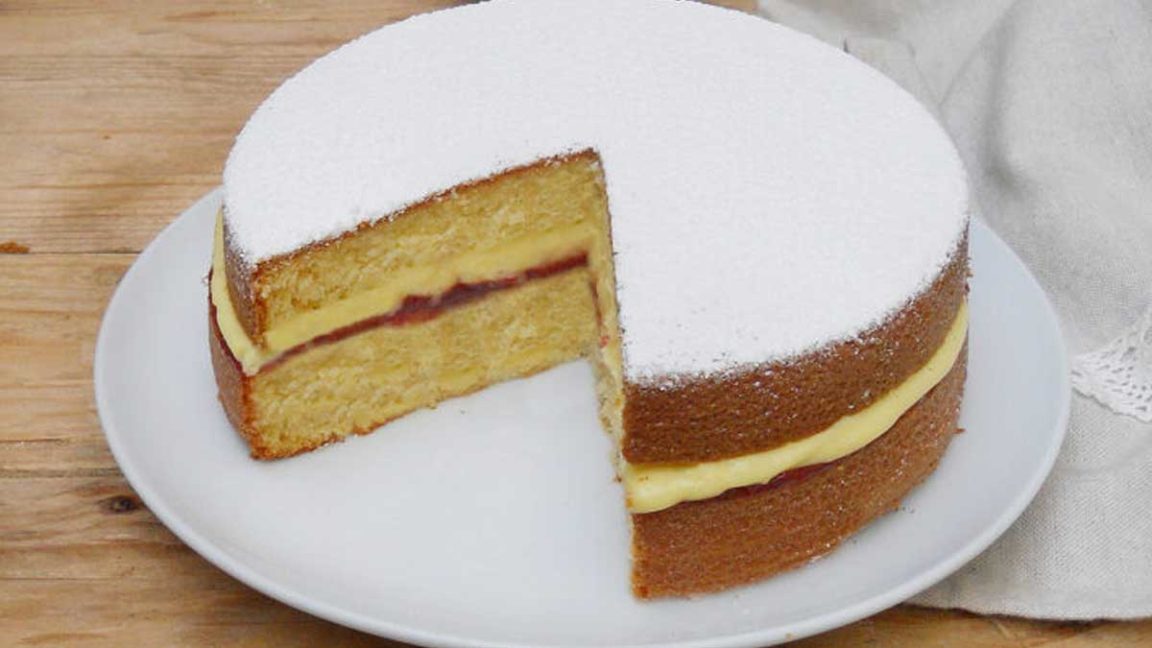 Gâteau chaud au lait crémeux à la confiture de framboises