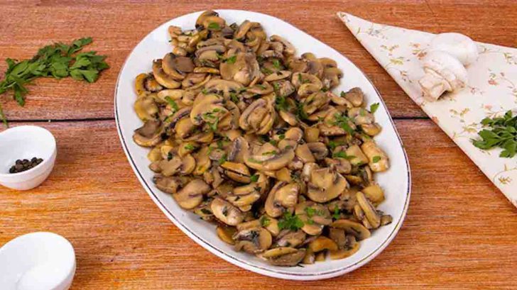 Champignons de Paris sautés à l’ail incroyablement délicieux
