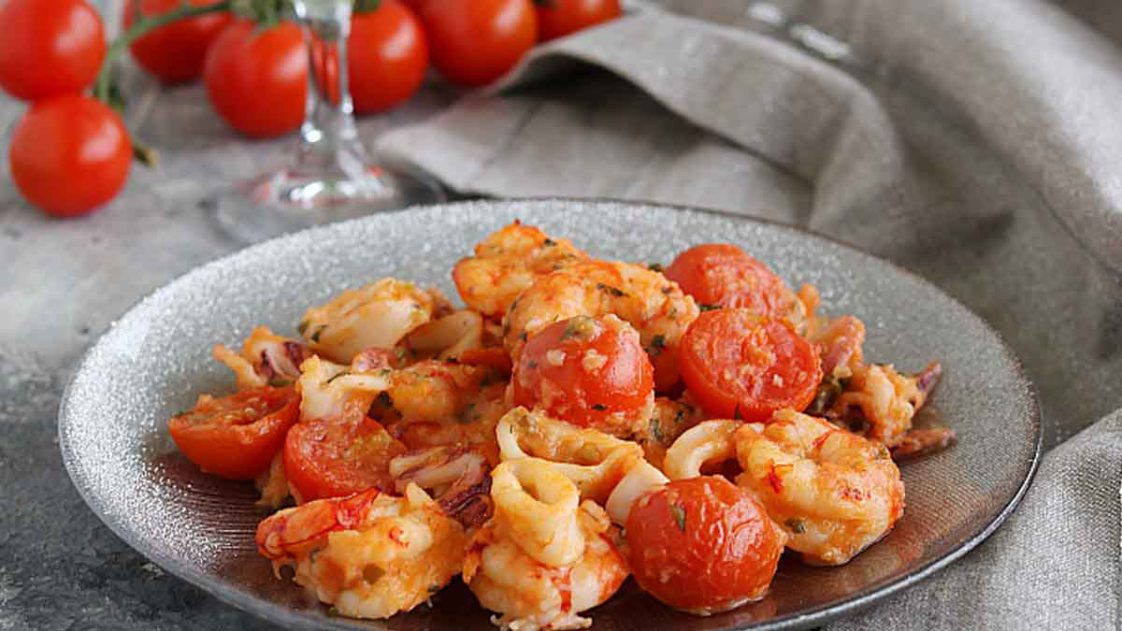 Calamars et crevettes aux tomates cerises : un bon plat de fruits de ...